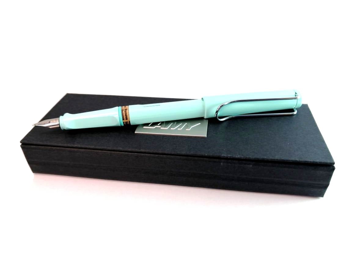 LAMY PLUMA SAFARI AZUL PASTEL - La Tienda del Bolígrafo